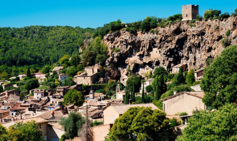Les 10 plus beaux villages perchés du Var à visiter absolument - Hôtel ...